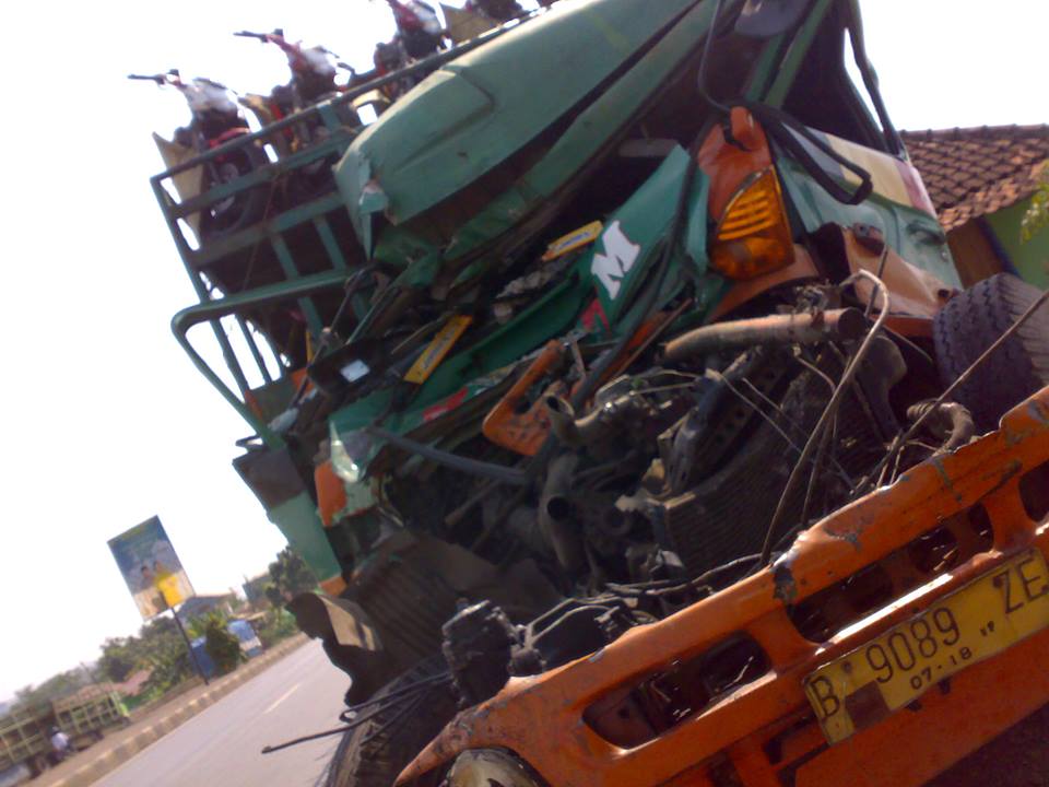 kecelakaan truk vixion (3) | Aripitstop.com kecelakaan truk vixion (3) | Aripitstop.com